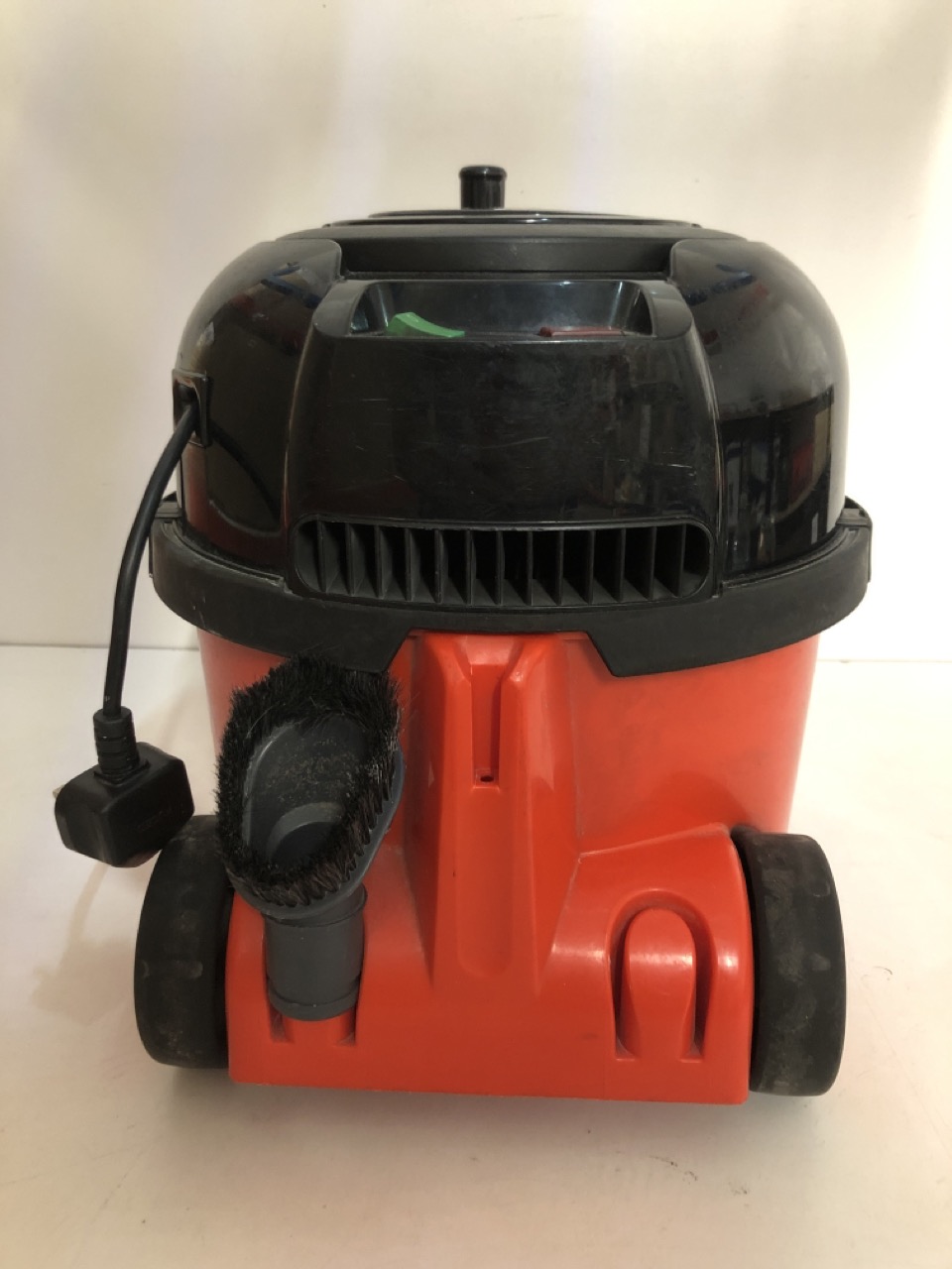 John Pye Auctions - HENRYMICRO NUMATIC VACUUM CLEANER