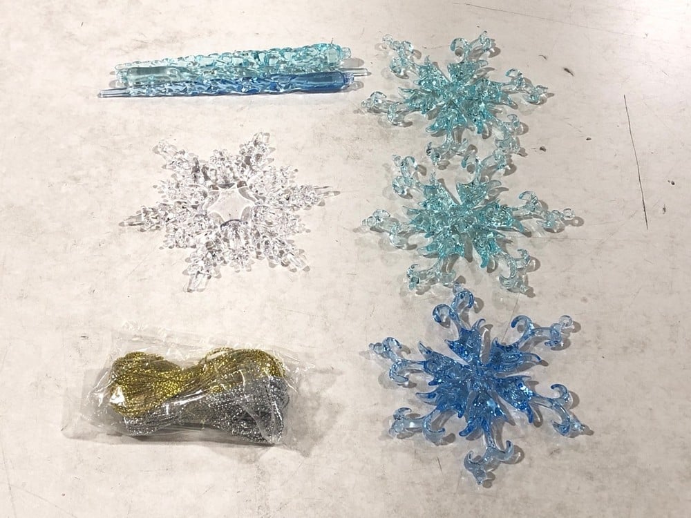 John Pye Auctions - BOX OF PLASTIC CLEAR SNOW FLAKES IN ASSORTED BLUES ...