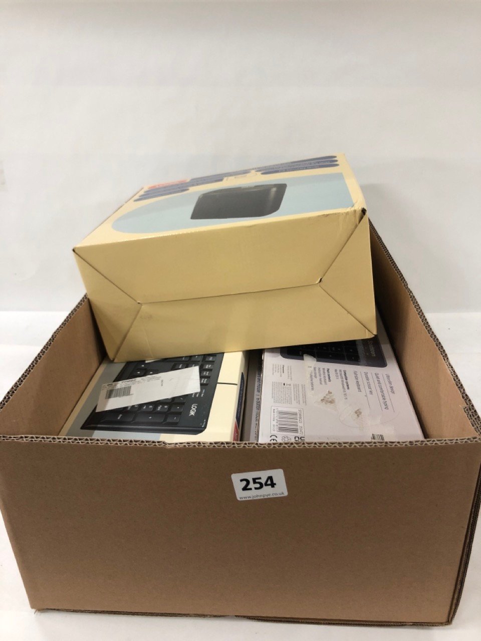 John Pye Auctions - BOX OF ASSORTED TECH TO INCLUDE SANDSTROM KEYBOARDS