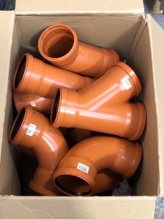 John Pye Auctions - BOX OF ASSORTED DRAINAGE PIPES IN BROWN: LOCATION - E8
