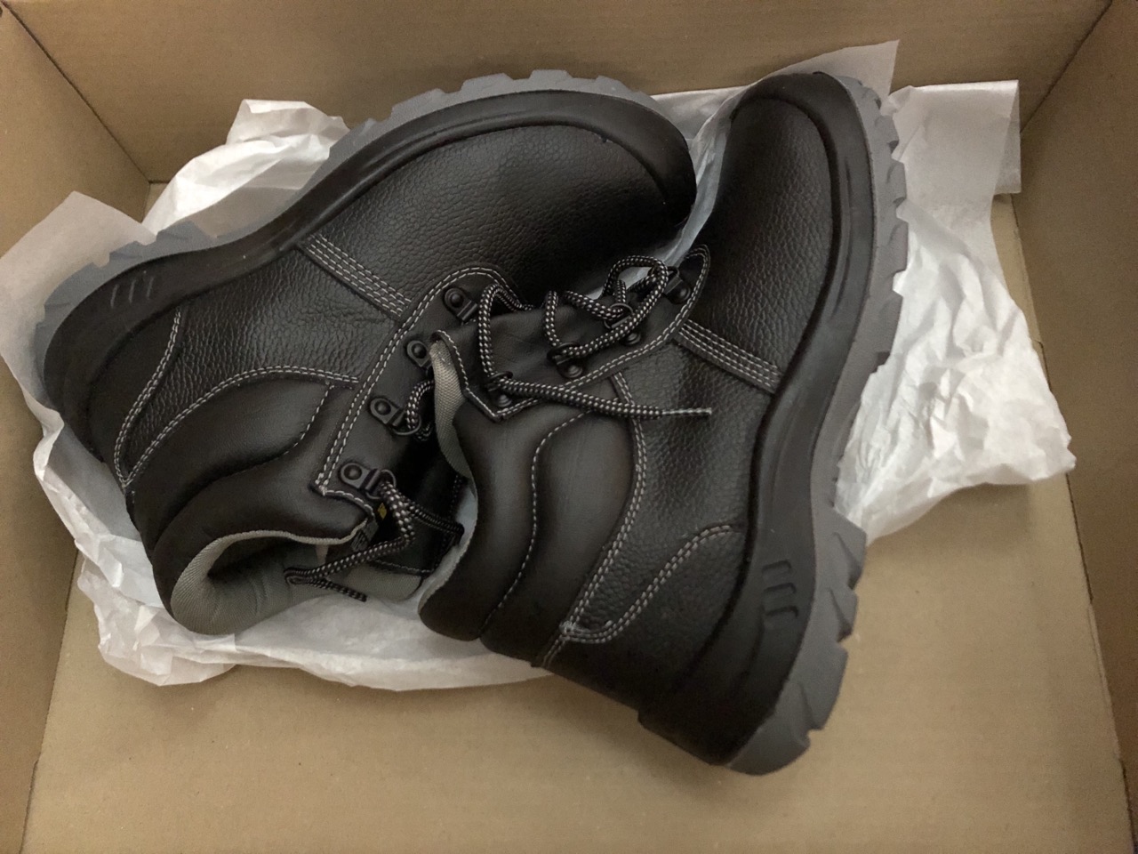 John Pye Auctions - SAFETY JOGGER WORK SHOES.