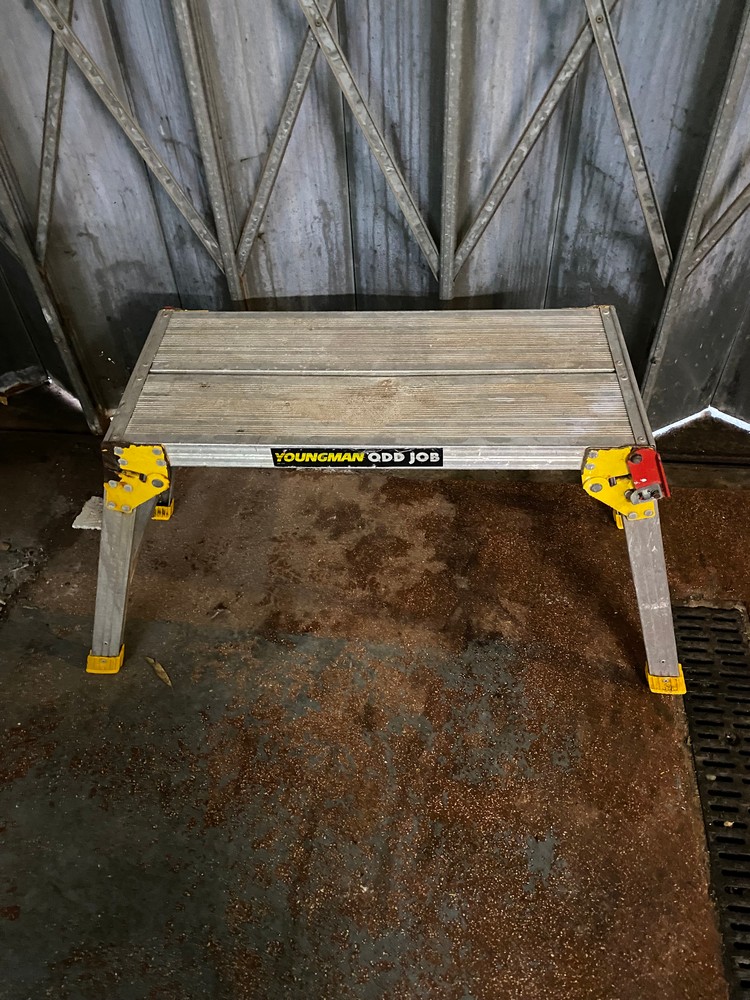 John Pye Auctions - 2 X ASSORTED ITEMS TO INCLUDE FOLDING WORK PLATFORM