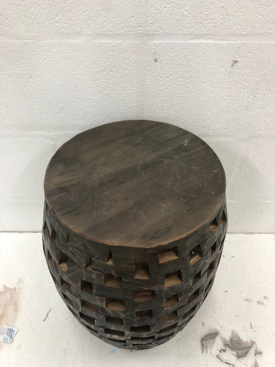 John Pye Auctions - 2X INDOOR OUTDOOR CHECKERED WOOD STOOL AND PLANT ...