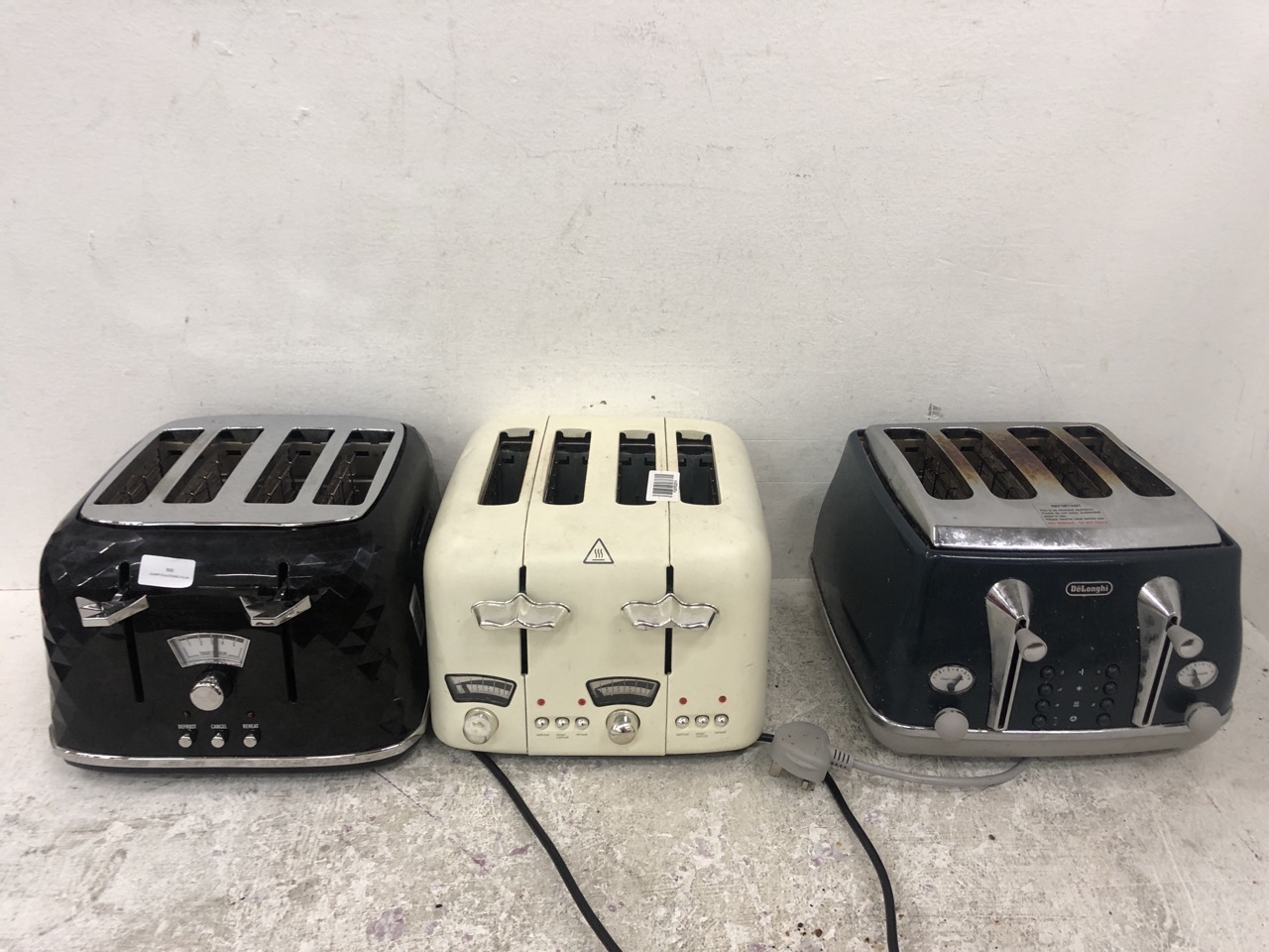 John Pye Auctions - 3X DELONGHI TOASTERS CREAM BLACK AND BLUE 4 SLICE ...