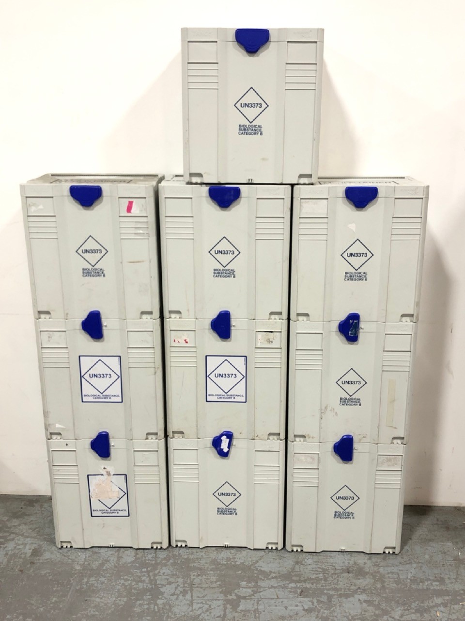John Pye Auctions - 10 X MedDXTAINER Plastic Transport Containers. Made ...