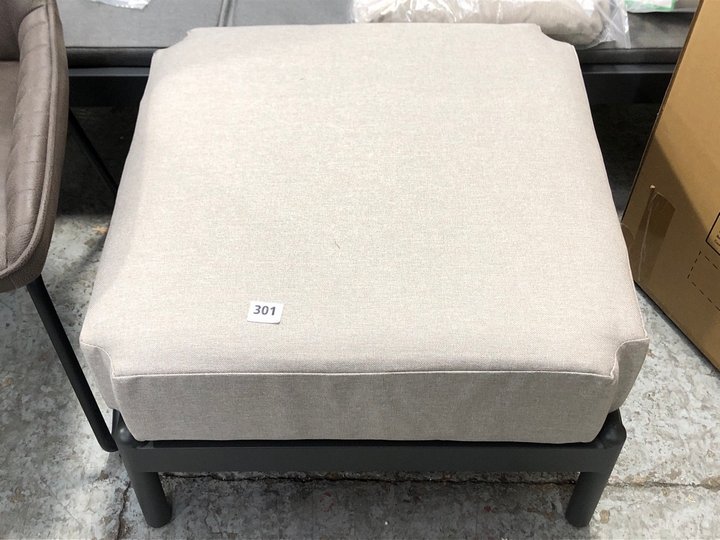 John Pye Auctions - JOHN LEWIS & PARTNERS CHUNKY WEAVE SQUARE GARDEN ...