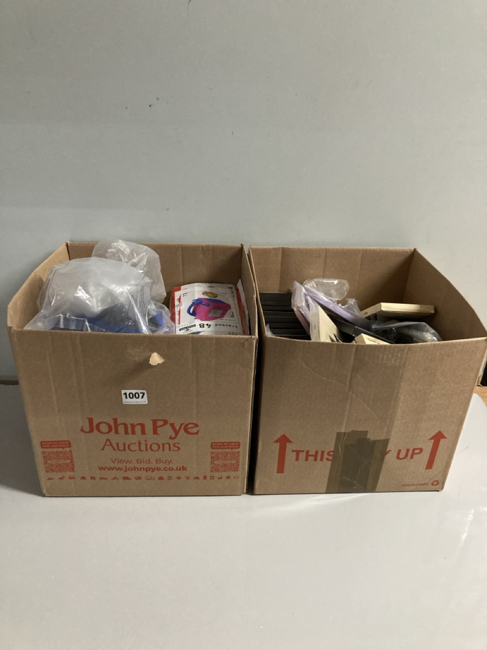 John Pye Auctions - BOX OF ASSORTED ITEMS INC ELECTRIC BALLOON PUMP