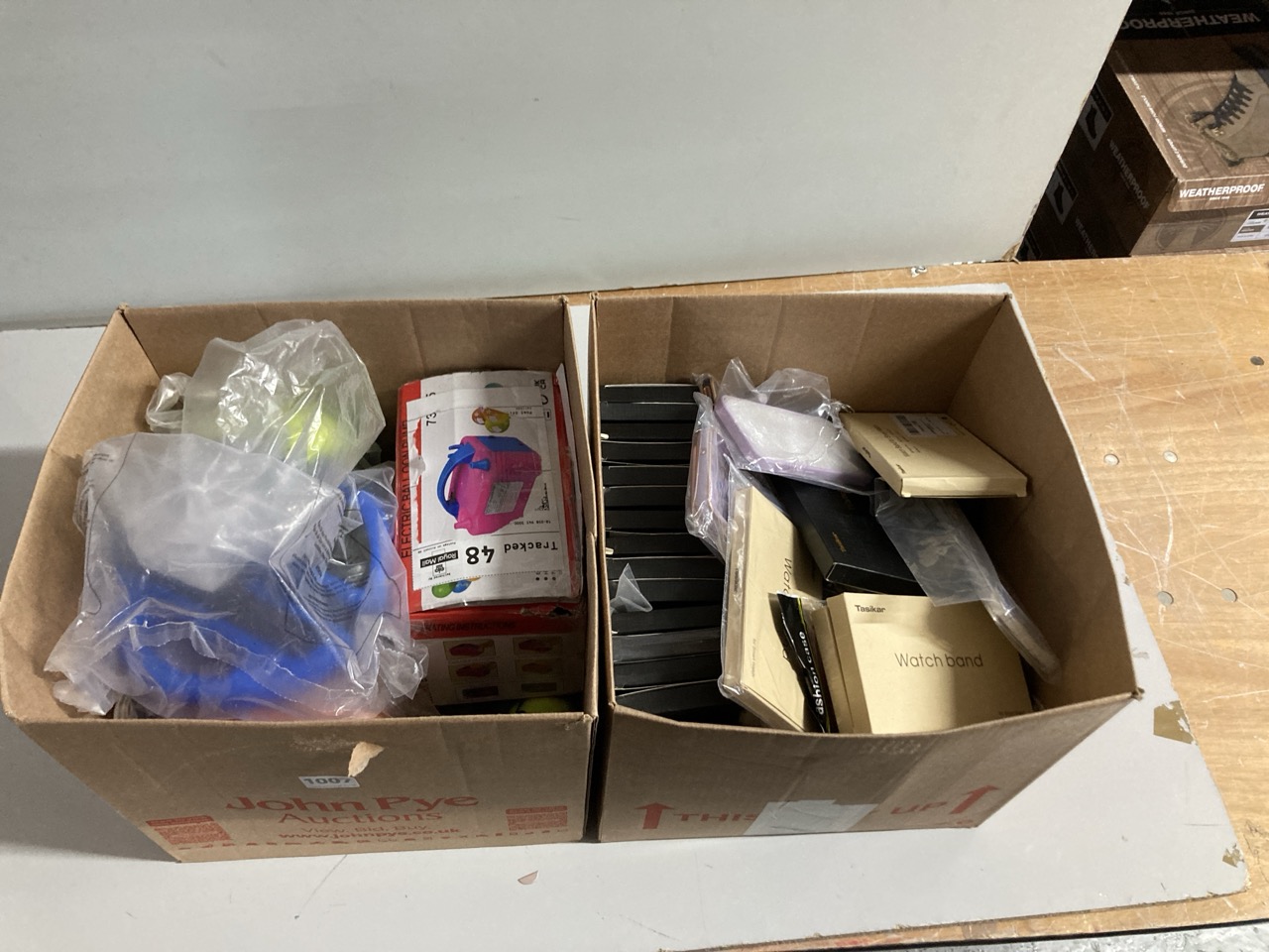 John Pye Auctions - BOX OF ASSORTED ITEMS INC ELECTRIC BALLOON PUMP