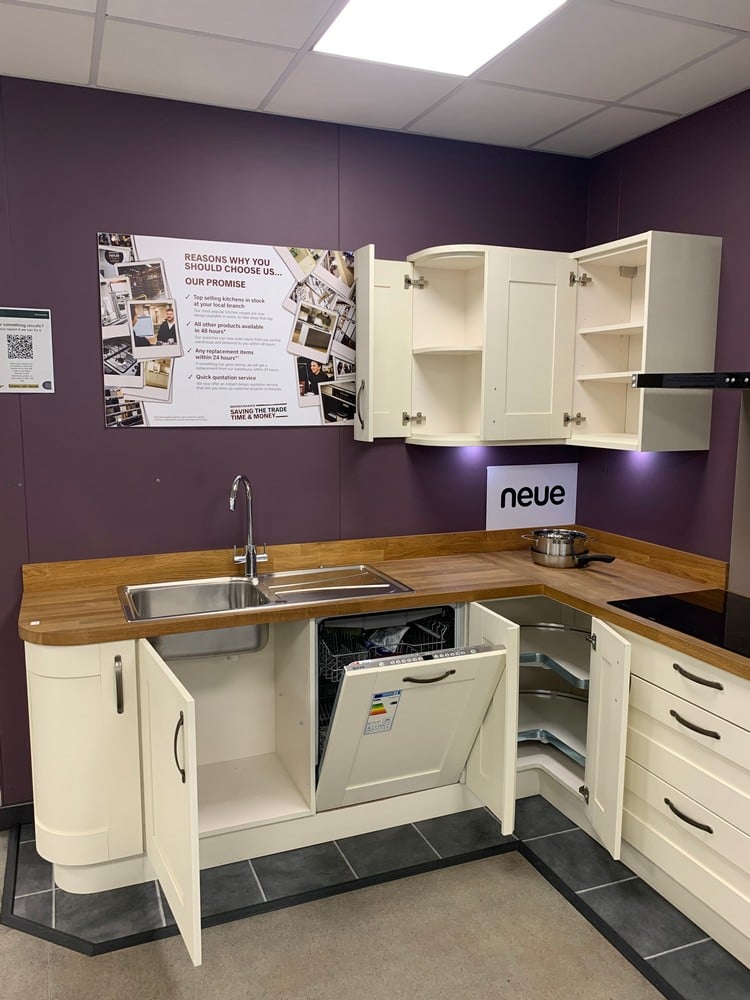 John Pye Auctions - COMPLETE CORNER KITCHEN WITH FIXTURES APPLIANCES ...