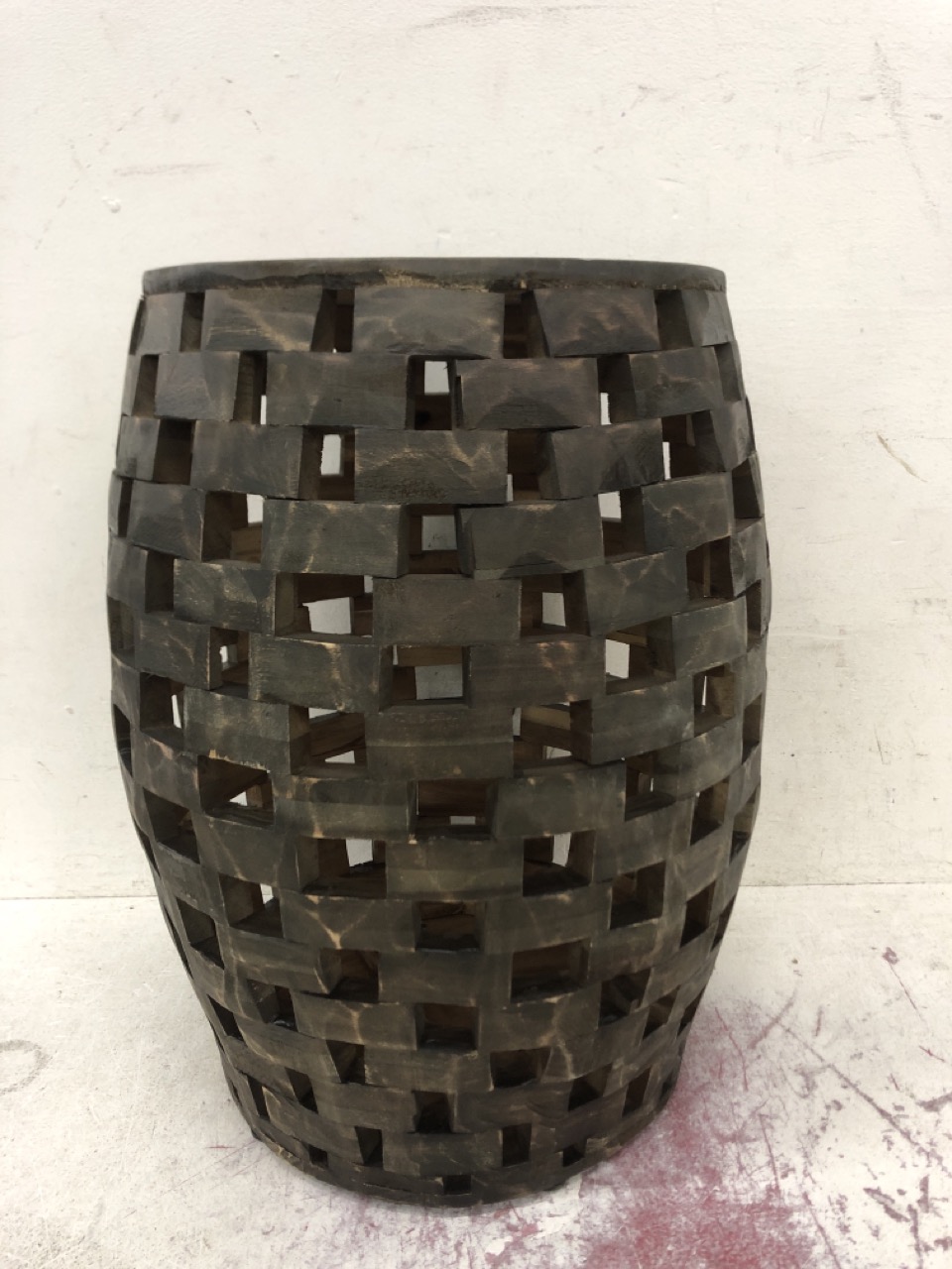 John Pye Auctions - 2X INDOOR OUTDOOR CHECKERED WOOD STOOL AND PLANT ...