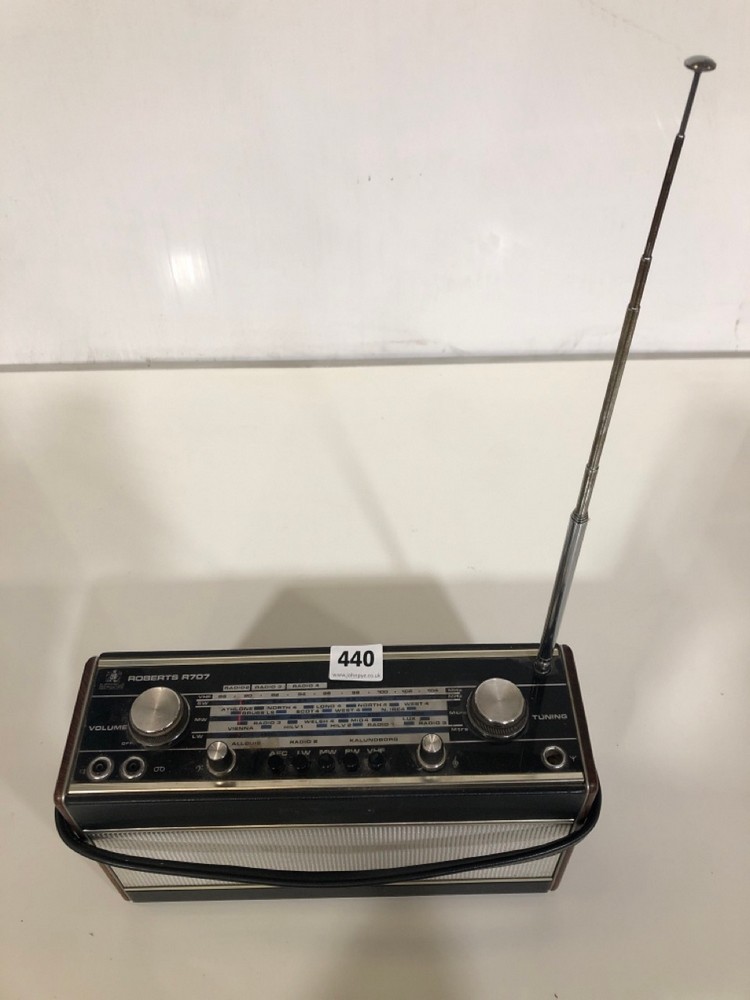 John Pye Auctions - A ROBERTS R707 VINTAGE TRANSISTOR RADIO (DELIVERY ONLY)