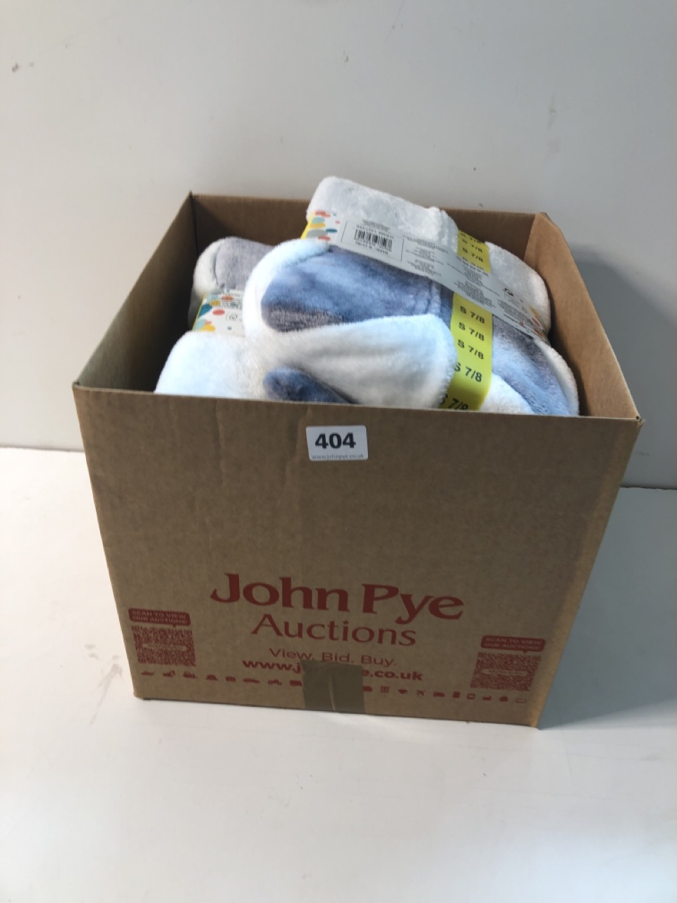 John Pye Auctions - BOX OF ASSORTED KIDS CLOTHING ITEMS IN VARIOUS ...