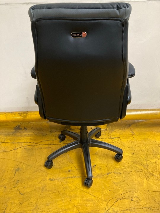 John Pye Auctions - A DORMEO BLACK LEATHER OFFICE DESK CHAIR