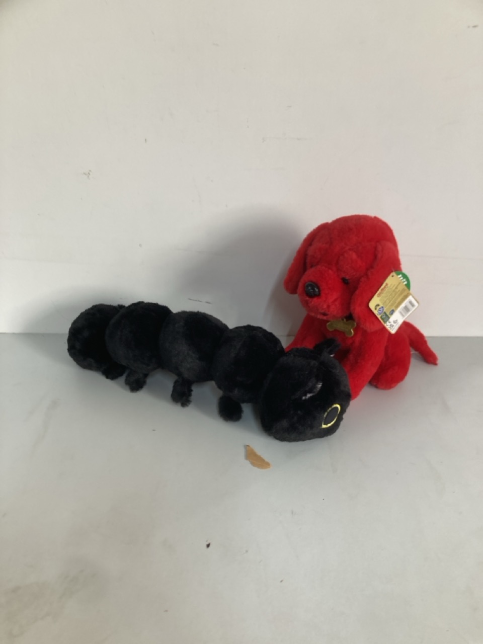 John Pye Auctions - BOX OF ASSORTED ITEMS INC CLIFFORD THE BIG RED DOG ...