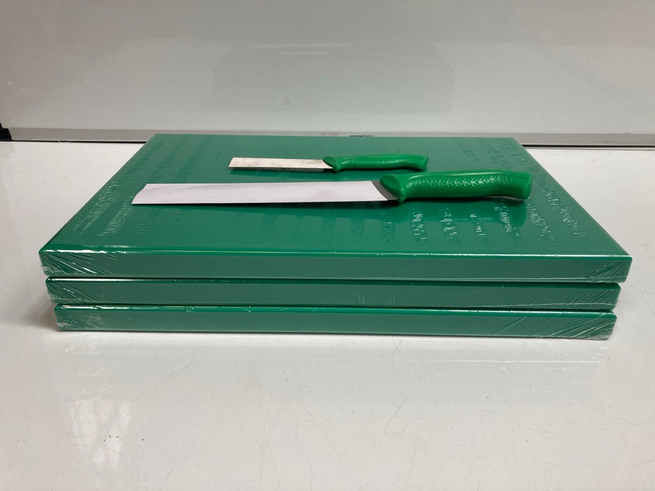 John Pye Auctions - 2 X 25MM GREEN CHOPPING BOARD 18 X 12 INCH & KNIFE ...