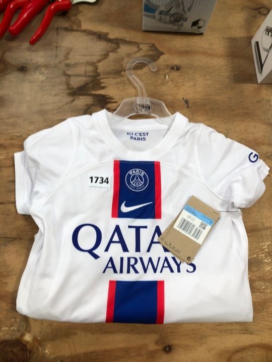 John Pye Auctions - NIKE CHILDRENS ICI C'EST PARIS QATAR AIRWAYS LOGO ...